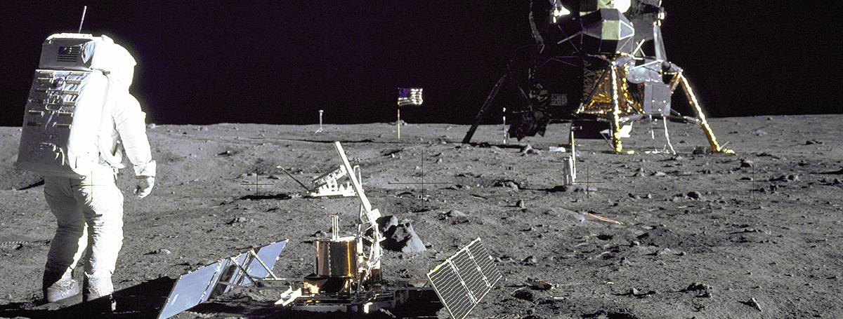 Cinquenta anos atrás, o homem na Lua. Pálida luz dos nossos sonhos ...