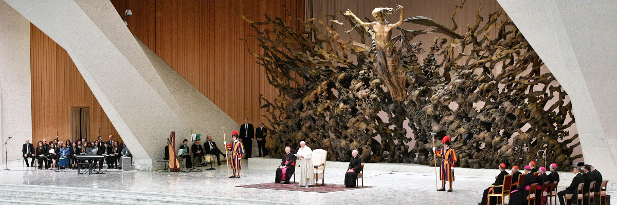 A história por trás da colossal escultura do Vaticano de Jesus saindo ...