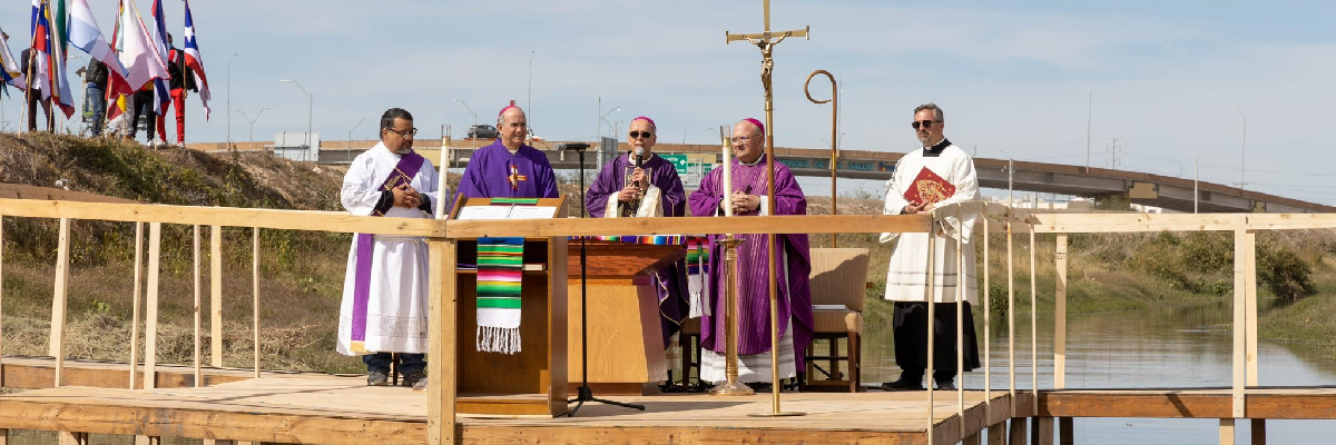 EUA. O presidente Biden e o bispo Mark Seitz percorrem juntos a ...
