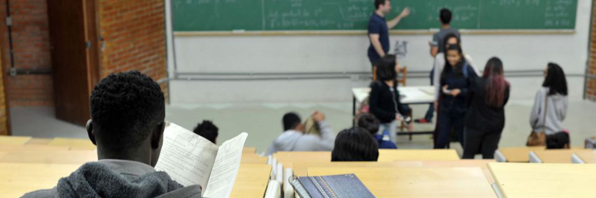 A universidade é o espaço de formação por excelência da cultura ...