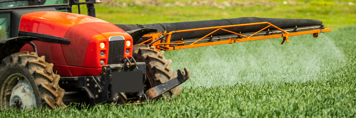 Escoltados pela Polícia Militar do Paraná, tratores pulverizam veneno ...